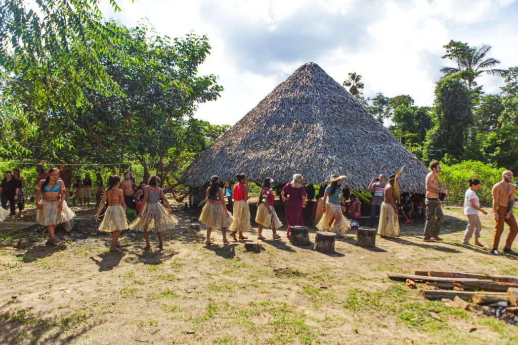 Professora de Florianópolis visita aldeia indígena no Acre – TVBV ONLINE